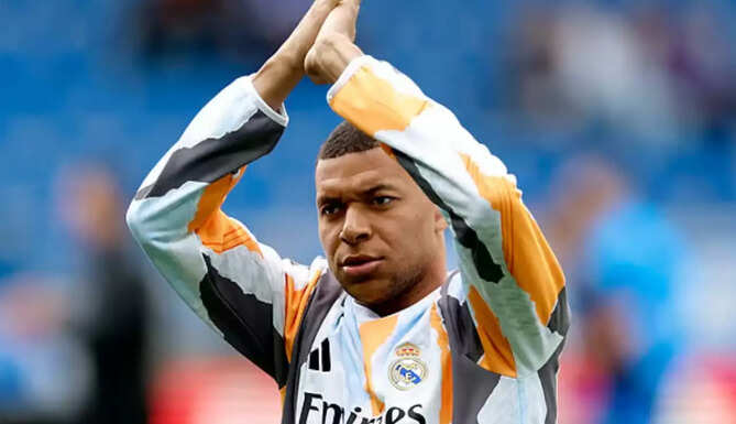 Despite a red card for Kylian Mbappé, Real Madrid secured a 1-0 victory ...