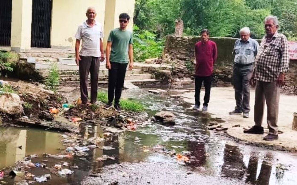 A large amount of dirty water is getting into the lake in the Kumhariya ...