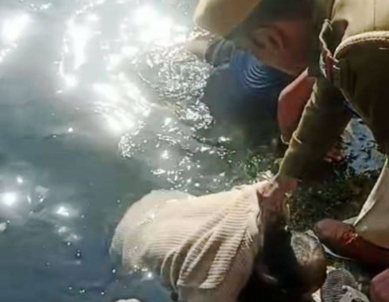 Man dies after drowning in lake