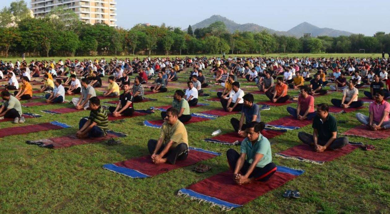 Nearly 1500 people come together to perform Yoga Aasanas on ...