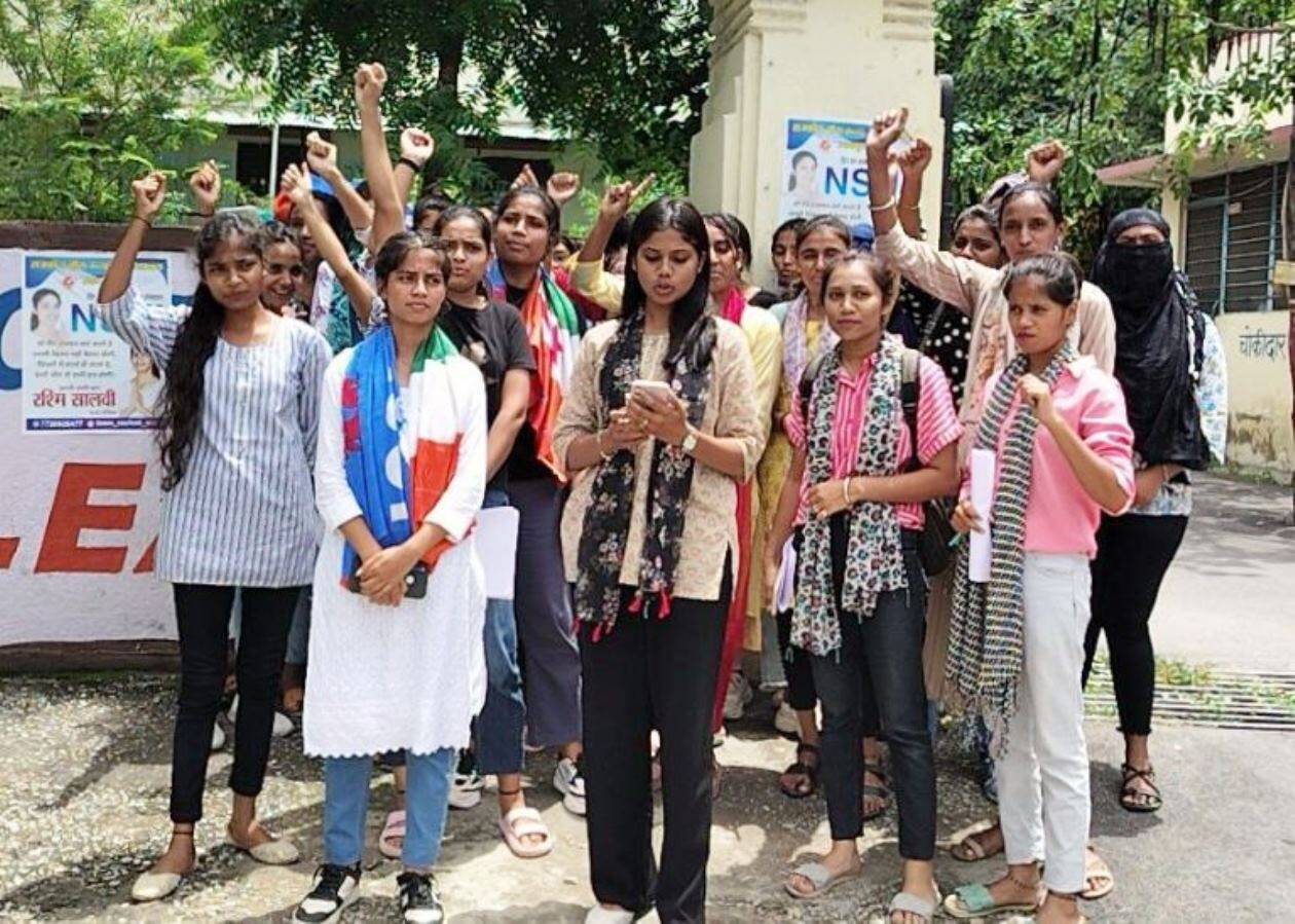 Girl students sitting on dharna in Meera Girls College