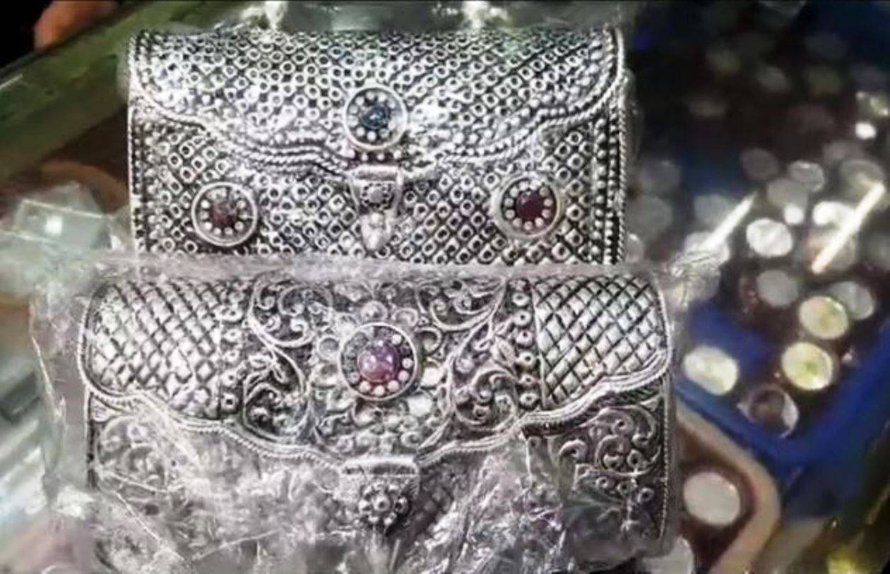 Handbags made of silver are on the rise