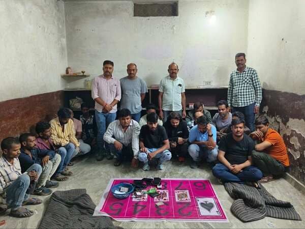 Gambling racket busted: 18 जुआरी पुलिस गिरफ्त में, 1.3 लाख रूपए ज़ब्त