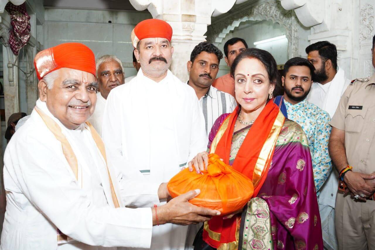 Hema Malini Visits Shrinathji Temple, Offers Prayers