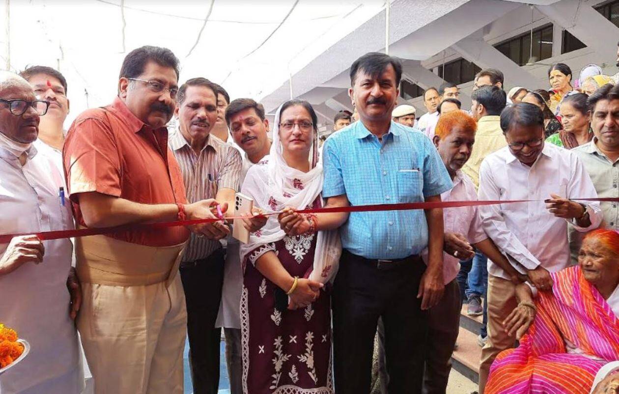 Beneficiaries gathered in the inflation relief camp of Udaipur